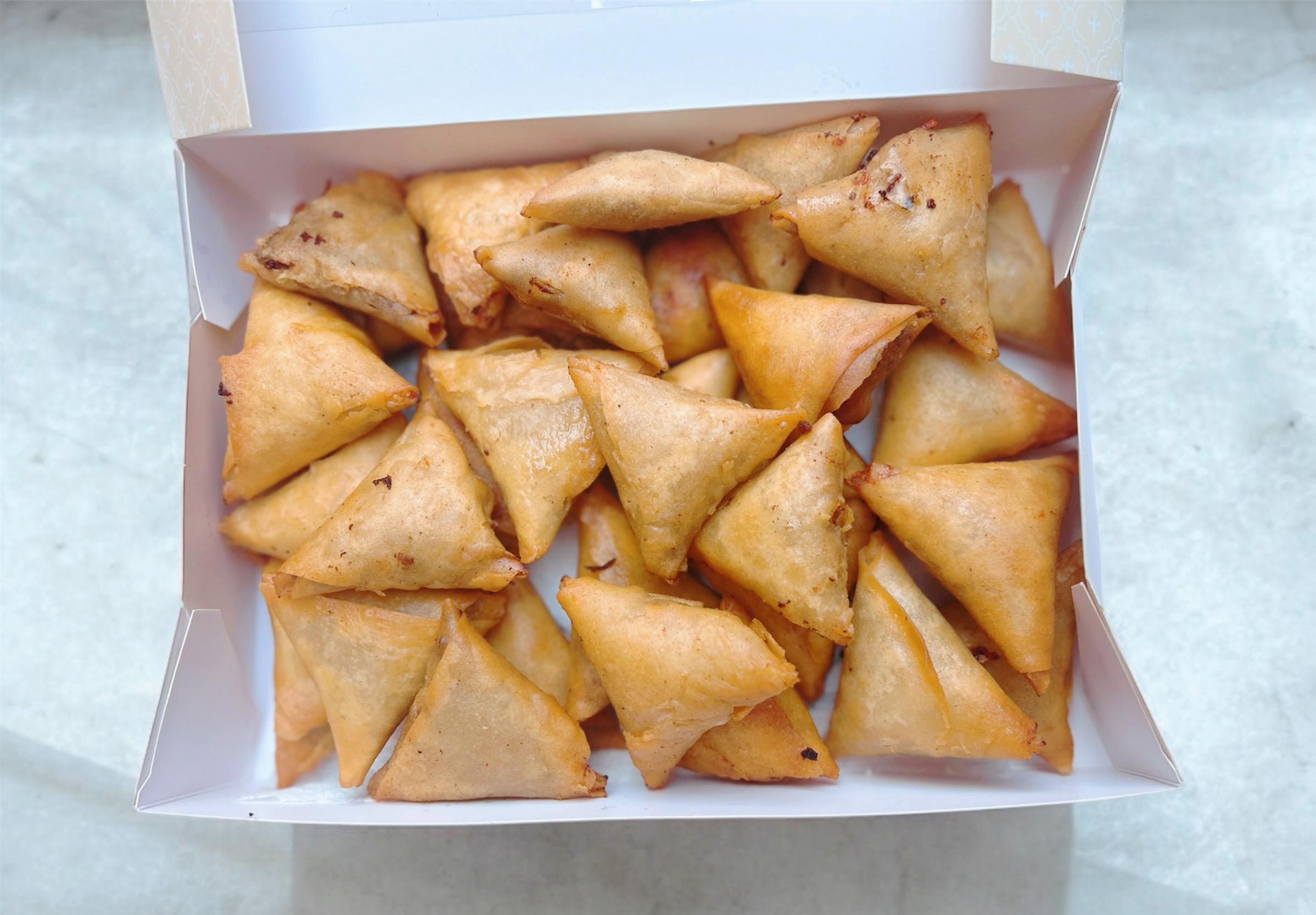 Box of Beef and Vegetable Samosa - Decelebrant | Quality Pastries